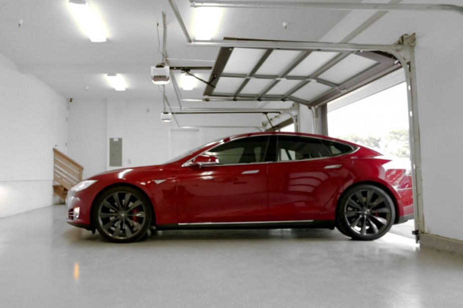 La Tesla autonome dans le garage La Tesla autonome dans le garage